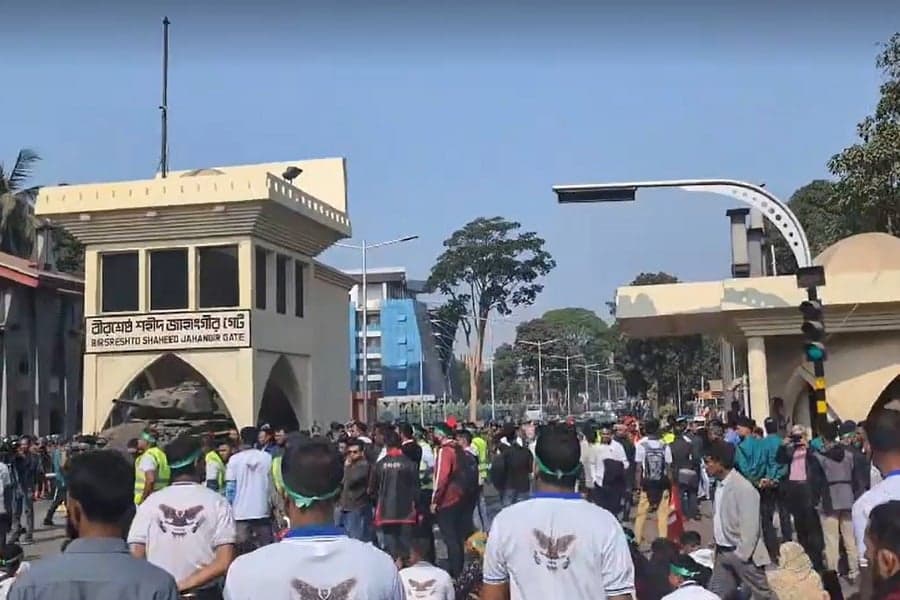 Dismissed army personnel lift street blockade after assurance